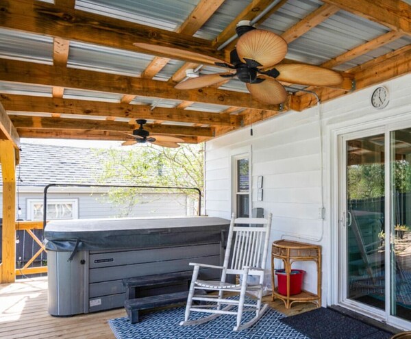 Pool + Hot Tub | Quaint Cottage In Heart Of Lyh - Lynchburg, VA