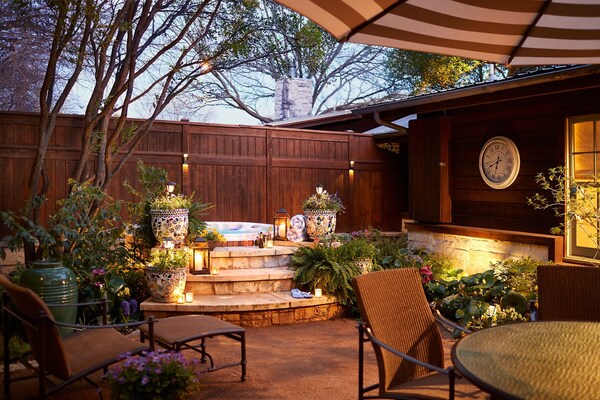 Lady Bird Johnson Suite, Lake Austin Spa Resort, Full Wellness Experience - Lake Travis, TX