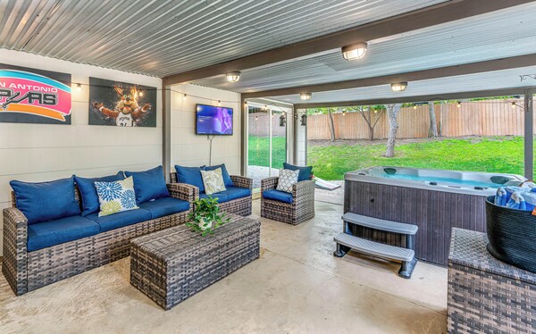 Spacious Family Getaway: Hot Tub, Games & Central Location  Sleeps 12! - San Antonio, TX