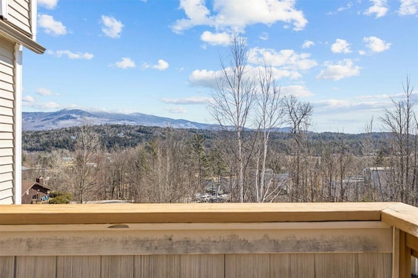 Inviting 2br Condo W/mountain View, Pool & Hot Tub - Stowe, VT