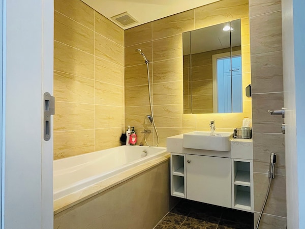 Căn Hộ 2 Phòng Ngủ, 2 Phòng Tắm - Vinhomes D'capitale - Hanoi