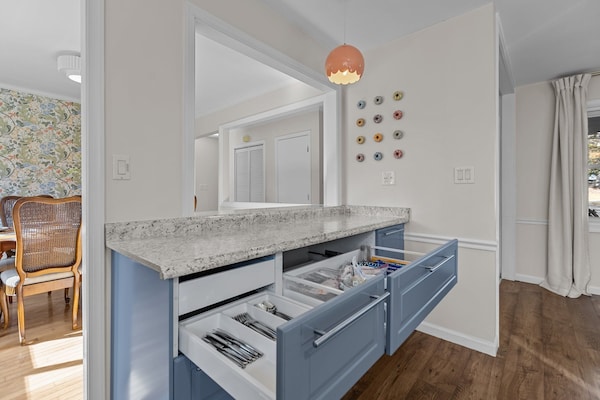 Curated 3br Boutique Retreat In Cary Walk To Trails, Close To Downtown - Cary, NC