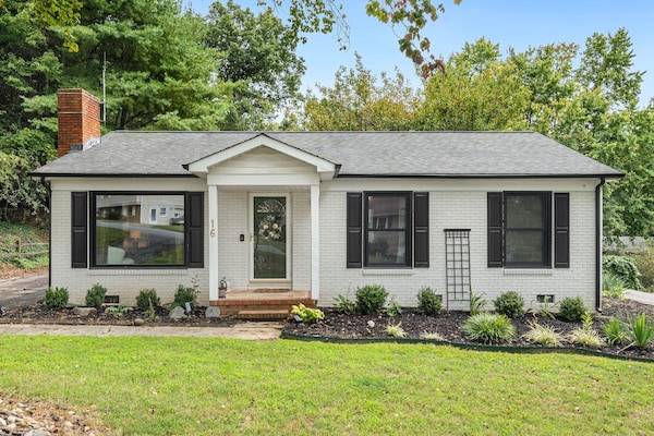 Stylish Cottage In Asheville: 15 Mins From Downtown- Ac & Wifi - Asheville, NC