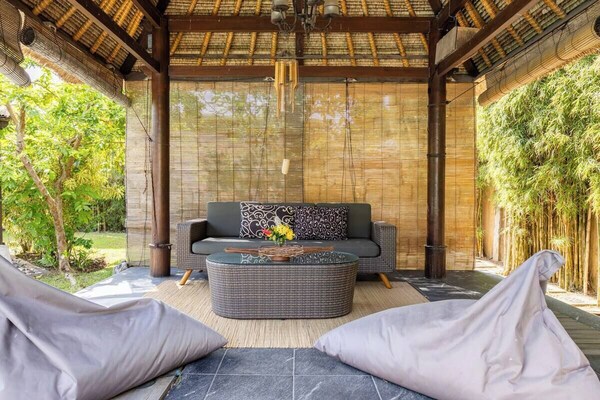 Traditional Villa With Huge Pool And Garden 200m To Berawa Beach - Canggu