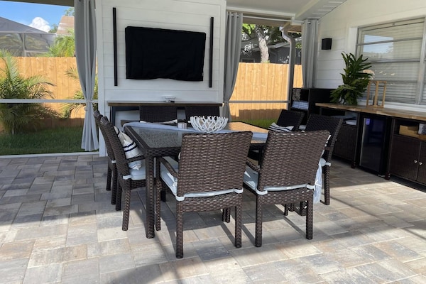 Family-friendly Retreat W/ Heated Pool, Fishing Pond, Bikes, Bbq, Gourmet Kitchen & Kid Essentials - New Port Richey, FL