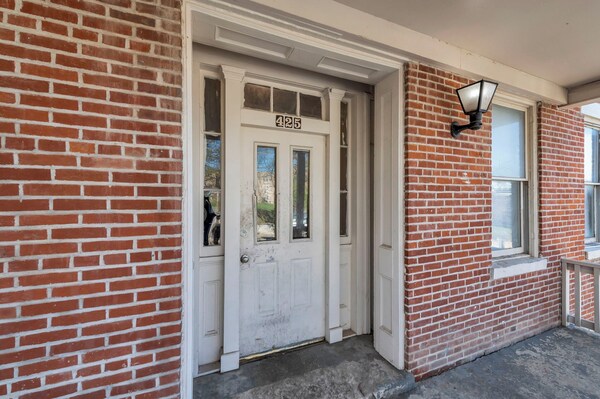 1br Retreat Prime Location Stay In Historic Charm - Saint Joseph, MO