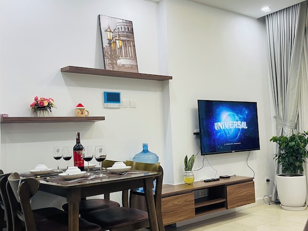 Căn Hộ 3 Phòng Ngủ, 2 Phòng Tắm Hiện đạI, Sang Trọng - Vinhomes D'capitale - Hanoi