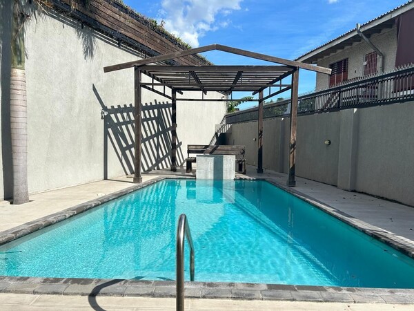 Charming 2-bedroom Apartment With Pool, Ac, Parking And Wifi In Kingston - 京士頓