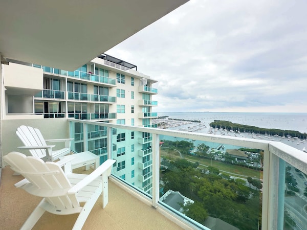 New Listing!! Sea Views. Redesigned, Parking, Pool - Miami