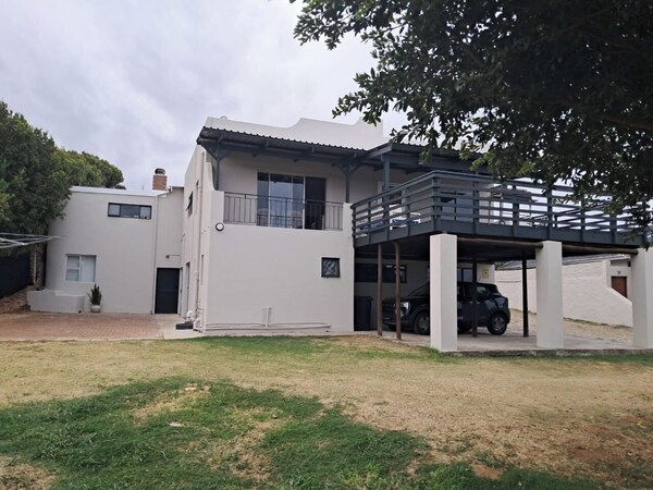 Spacious 7-bedroom House In Marvelous Jeffreys Bay With Wifi - Jeffreys Bay