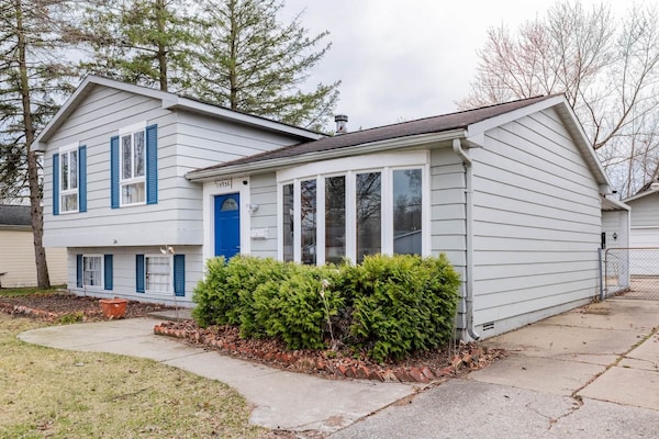 Charming 3-bed Stay, Airport 10 Min, Pets Ok - Gibraltar, MI