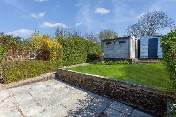 Charming Detached Bungalow   Driveway Parking  Garden  Wifi  Smart Tv - Northampton, UK