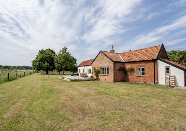 Wild Meadow Cottage - Five Bedroom House, Sleeps 10 - Norwich