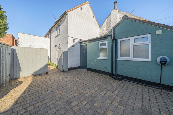 Chase Cottage - Sleeps 8 Guests  In 4 Bedrooms - Old Hunstanton