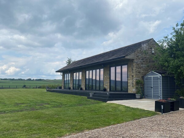 Cosy 2 Bedroom Guesthouse In Beautiful Surroundings With Hot Tub. Pet Friendly!! - Huddersfield