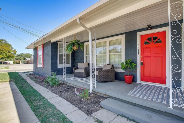 Granbury Getaway - 3 Bedroom - Granbury, TX