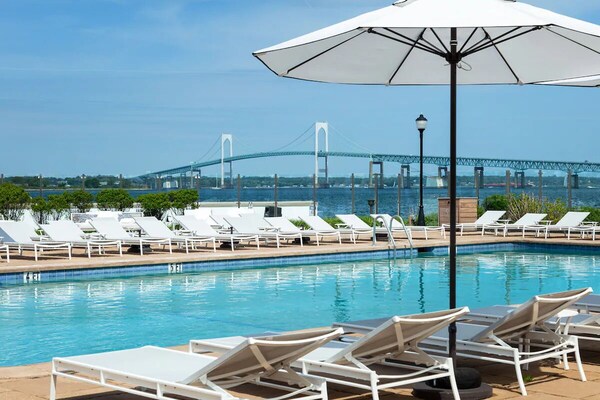 Ultimate Stay! Spacious Unit, Pool, Restaurant, Downtown Shopping District! - Newport, RI
