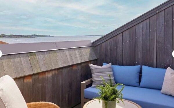 Steps To Adventure! Pool, Onsite Restaurant, Gym, Near Scenic Spots! - Newport, RI