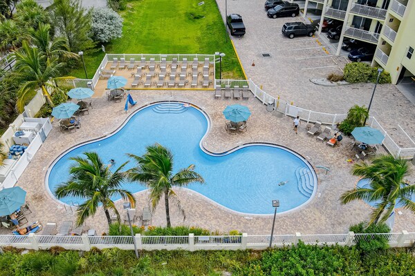 Beachfront And Family Friendly Condo With Two Pools & Hot Tub- Steps To The Gulf - North Redington Beach, FL