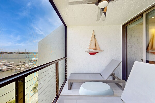 Waterfront Condo With Stunning Views, Wifi, Heated Pool & Hot Tub - Marco Island, FL