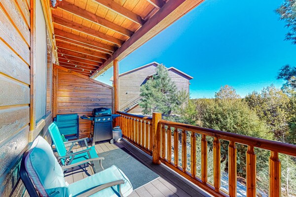 Scenic Mountain Condo With Balcony, Gas Grill, Smart Tvs, Central Air, & W/d - Show Low, AZ