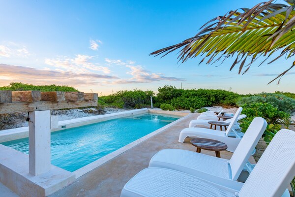Cozy Beachfront Apartment With Ocean Views, Pool And Balcony - Yucatán
