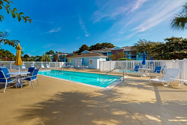 Coastal Condo With Golf Course View And Shared Pool Access - Sunset Beach, NC