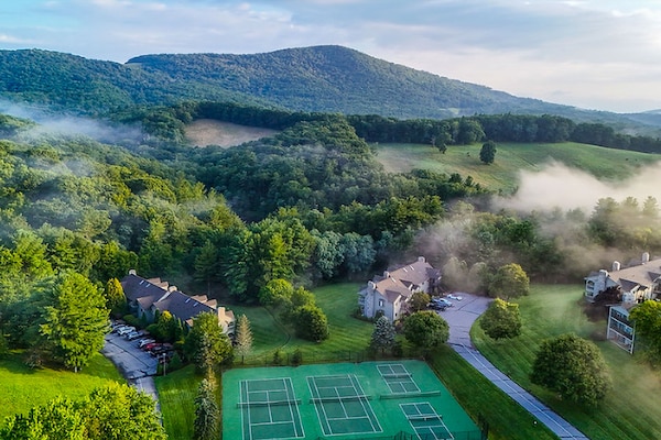 Charming 2br Chetola Resort Condo With Fireplace, Walk-in Shower, And Jetted Tub - Blowing Rock, NC