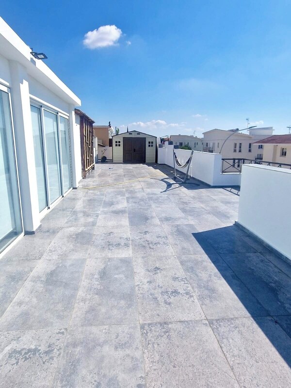 Charming 3-bedroom Penthouse With Ac, Wifi In Lovely Oroklini - Chipre