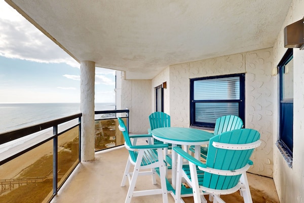 Oceanfront Home With Direct Beach Access And Shared Pool - Ocean Isle Beach, NC