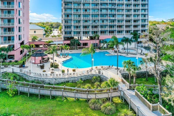 Lakefront Retreat With Ac, Kitchen, Pool, Hot Tub & Gym Near Top Attractions - Orlando, FL