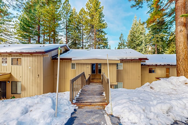 Beautiful Townhouse With Deck, Foosball, Fireplace, And Skiing Nearby - Lake Tahoe