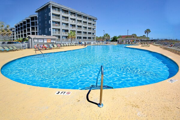 Oceanview Condo With Pool, Hot Tub, Private Balcony & Beach Access - Surfside Beach, SC
