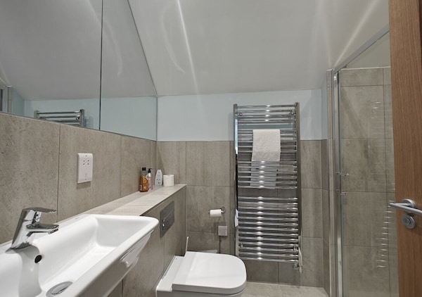 Ash View 1 - Three Bedroom House, Sleeps 6 - Warminster