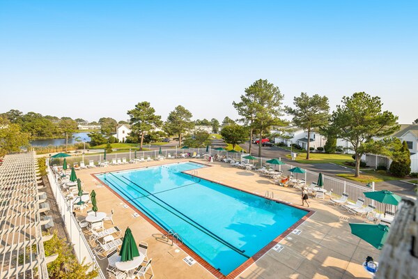 Mallard Lakes Townhouse With Hot Tub, Pool, Water Views, & Fireplace - Delaware