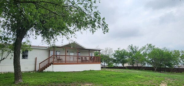 Charming 3-bedroom Mobile Home With .75 Acre Close To Sea World - San Antonio