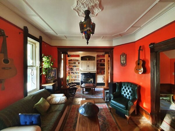 Vintage Inspiration & Creative Tools In A Victorian Manor - Quebec