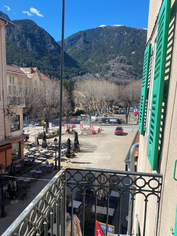 Appartement Lumineux, 3 Pièces Sur La Place Au Centre Du Village, - Valdeblore