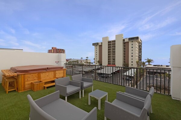 Madeira Luxe Retreat - Treasure Island, FL