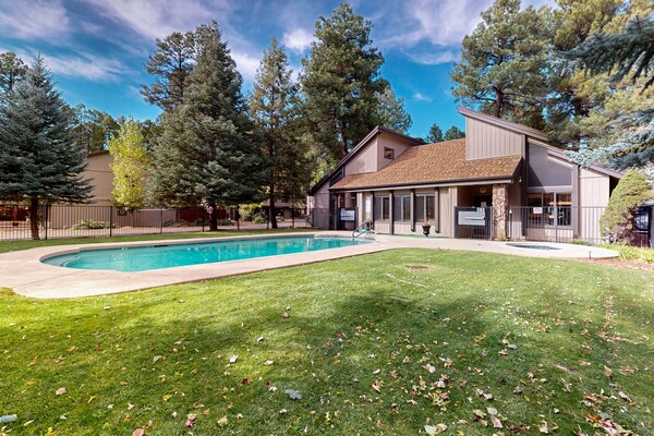 Peaceful Condo With Patio, Pool/hot Tub, Gym, And Fireplace - Pinetop-Lakeside, AZ