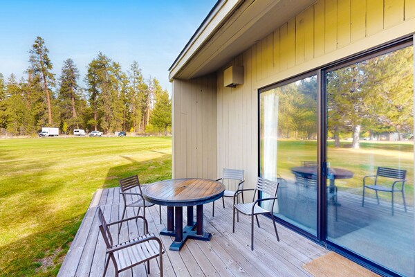 Central Oregon Condos With Pools, Athletic Courts, Wood Fireplace, & Gas Grill - Sisters, OR
