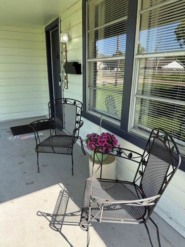 Furnished Cottage With Weekly Rentals Available - Texas City, TX