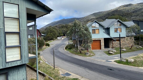 Blues Air 3b - Located In Woodridge - Snowy Mountains