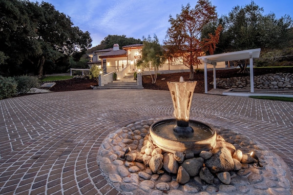 Hacienda Style Home W/ Pool+hottub, Outdoor Grill & Fire Pit In Corral De Tierra - Big Sur, CA
