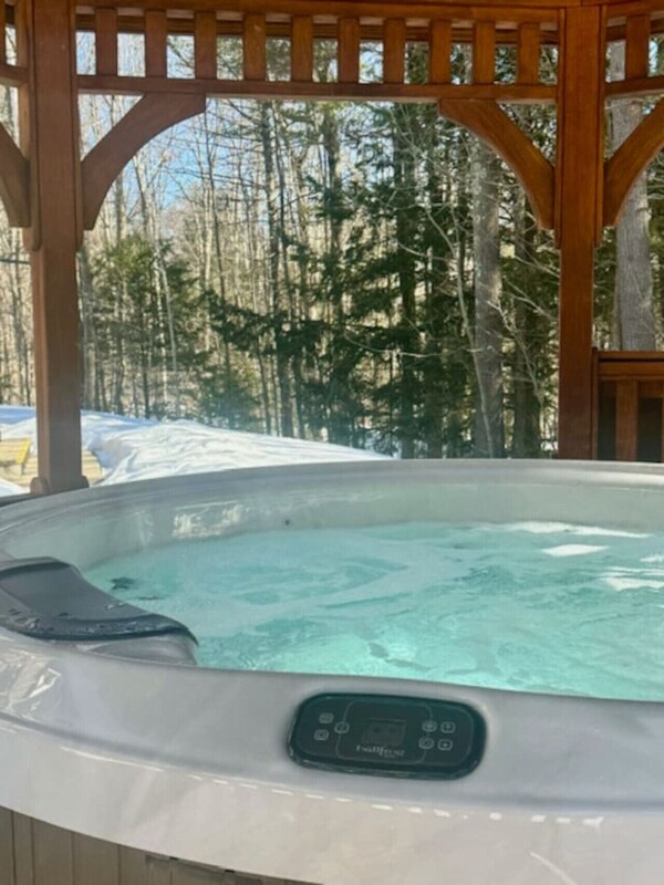 Inviting Condo W Fire Place & Hot Tub - New Hampshire