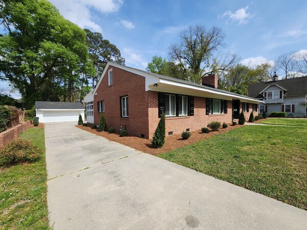 City Charmer, Walk To Downtown Wilson, 2800 Sf Duplex With Detached Garage! - Wilson, NC