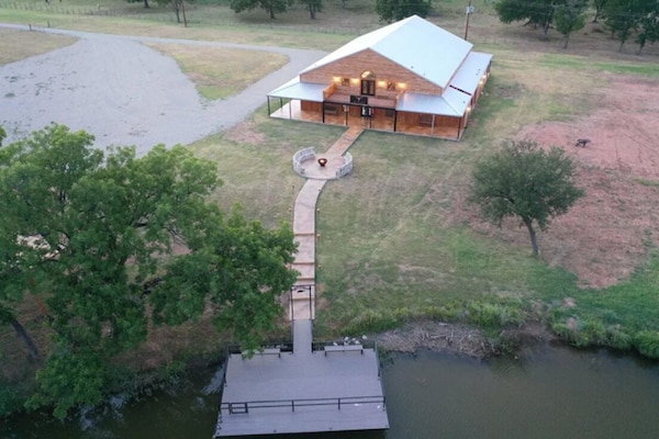 Cozy Longhorn Suite On The River - Granbury, TX