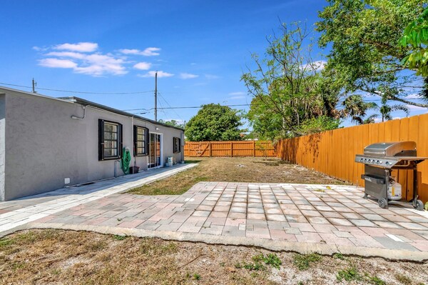 Pet Friendly Lake Worth Beach Cottage Sleeps 6+ Fenced Yard - Lake Worth Beach