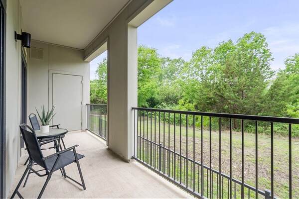 Stylish 2br Apartment! Pool, Gym & Prime Location Near Downtown & Airport - Buda, TX