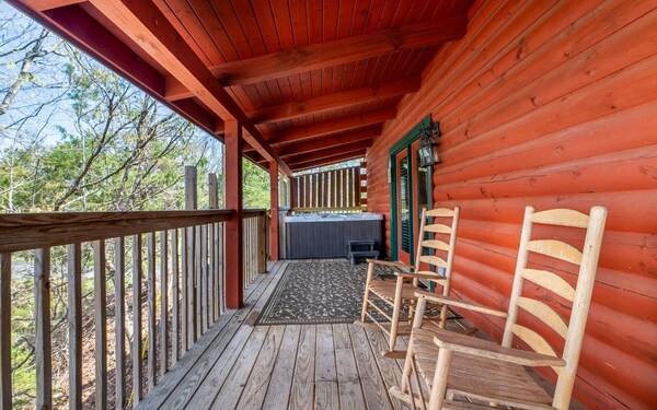 Unwind In The Hot Tub With Calming Treetop Vistas, Play Arcade Games & Sip Fireside - Wanderlust - Sevierville, TN